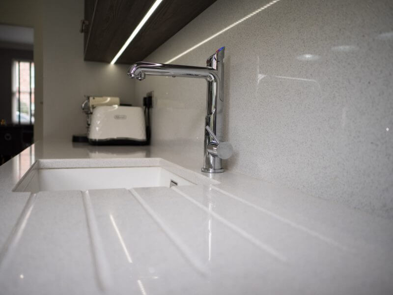 Quartz Worktop with drainer grooves - Kitchen Ergonomics